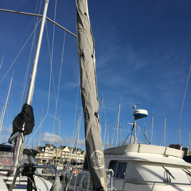 Why choose a genoa cover rather than an anti UV band?